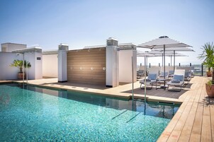 Piscina externa, guarda-sóis, espreguiçadeiras