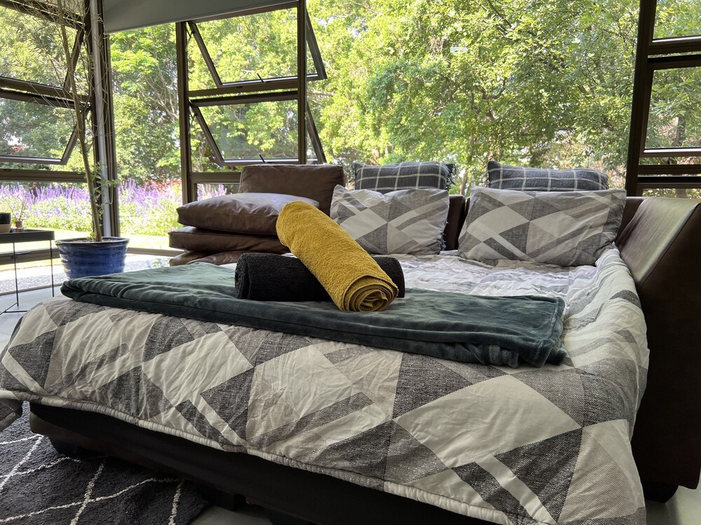 Modern 4 sleeper private suite and access to beautiful garden and ...