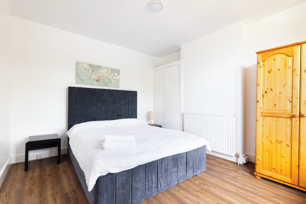 Large Riverside House In Wraysbury, Staines - Buckinghamshire