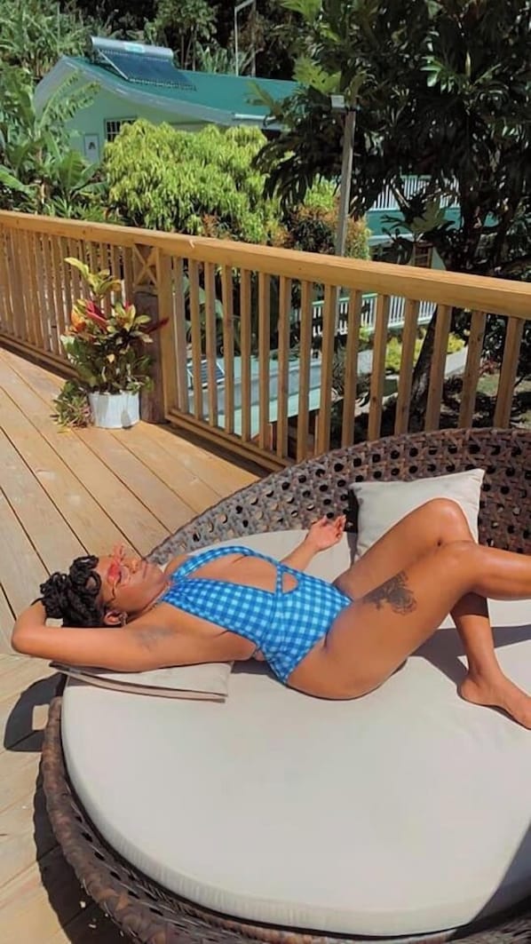 Terraço com espreguiçadeiras