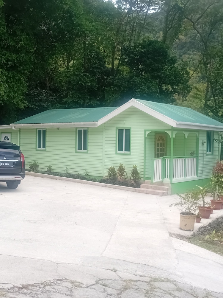 Pinard's Mountain Resort- Cottage 9 - Dominica