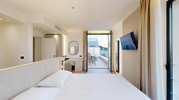 Quarto Duplo de Luxo, 1 quarto, não fumadores, Vista para a cidade | Roupa de alta qualidade, minibar, cofre no quarto, secretária