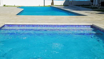 Piscina externa, funciona das 8h às 18h, espreguiçadeiras