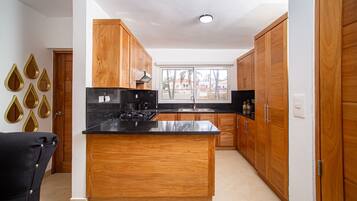 Apartamento Deluxe | Cozinha privada | Um micro-ondas, um forno, uma cafeteira/bule, liquidificador