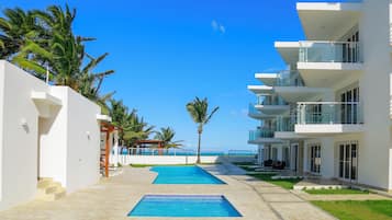 Piscina exterior, da(s) 8:00 à(s) 18:00, espreguiçadeiras