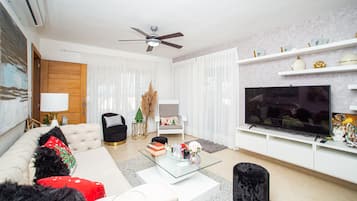 Apartamento luxo | Área de estar | Smart TV 43 polegadas com canais a cabo