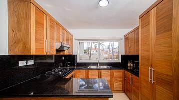 Apartamento Deluxe | Cozinha privada | Um micro-ondas, um forno, uma cafeteira/bule, liquidificador