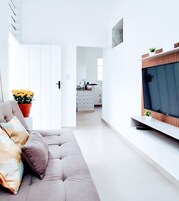Apartamento, 1 cama Queen e sofá-cama, vista para o pátio, no piso térreo | Sala de estar