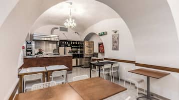 Café da manhã continental todos os dias (EUR 8 por pessoa)