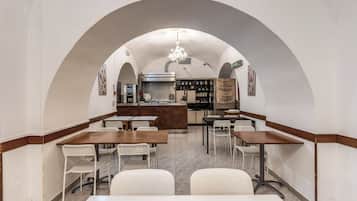 Café da manhã continental todos os dias (EUR 8 por pessoa)