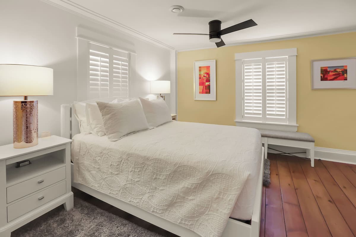 1 quarto, com decoração personalizada, com mobília individualizada