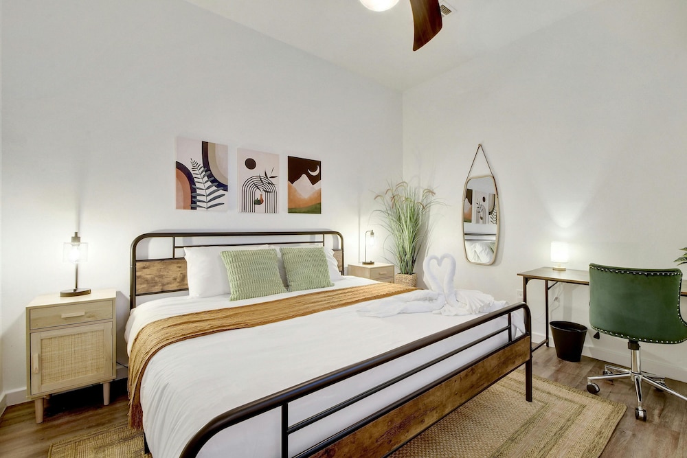 ATX Vibes SoCo Suite | Pool Gym Rooftop | Best Loc - Austin | Vrbo