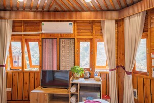 Bungalow de Luxo, varanda, vista para a montanha | Roupa de alta qualidade, edredões de penas, camas de colchão pillowtop 