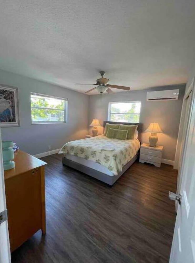 Beach Gear,  Dedicated Workspace, Snorkeling & Surfing - Juno Beach, FL