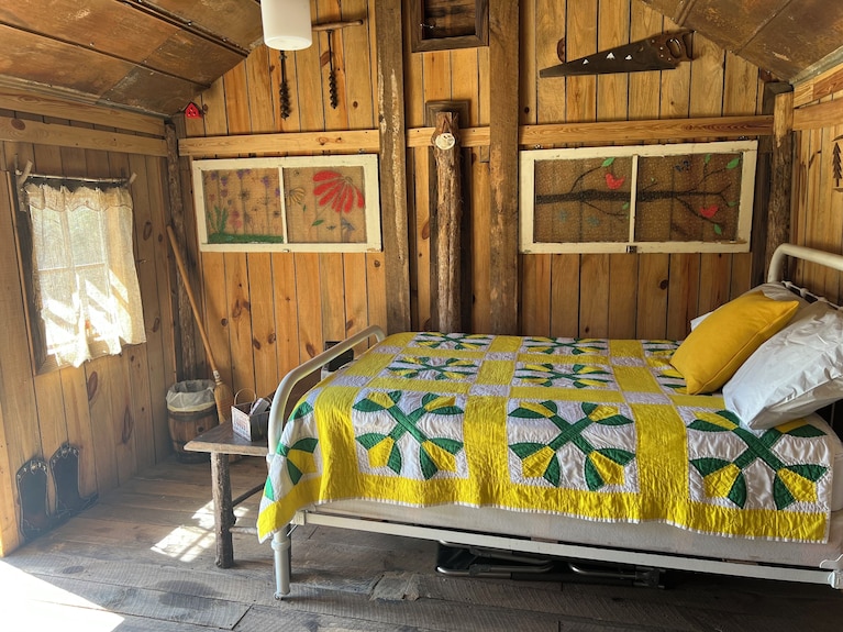 Cozy Off Grid Cabin W/pond For Fishing. - Lake Greenwood, SC