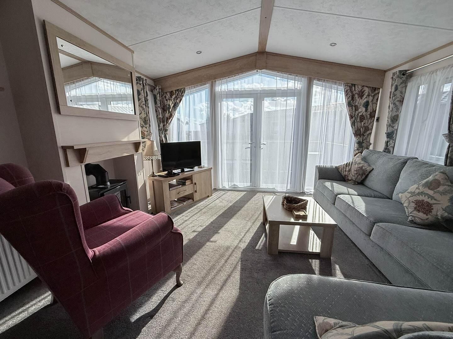 Beautiful Caravan With Decking And Wifi At Azure Sea, Suffolk Ref 32025az - Lowestoft