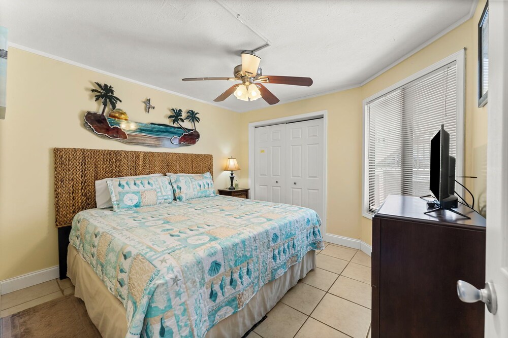 Sugar Beach condo : Charming 2 bed condo beachside. Beach chair service ...