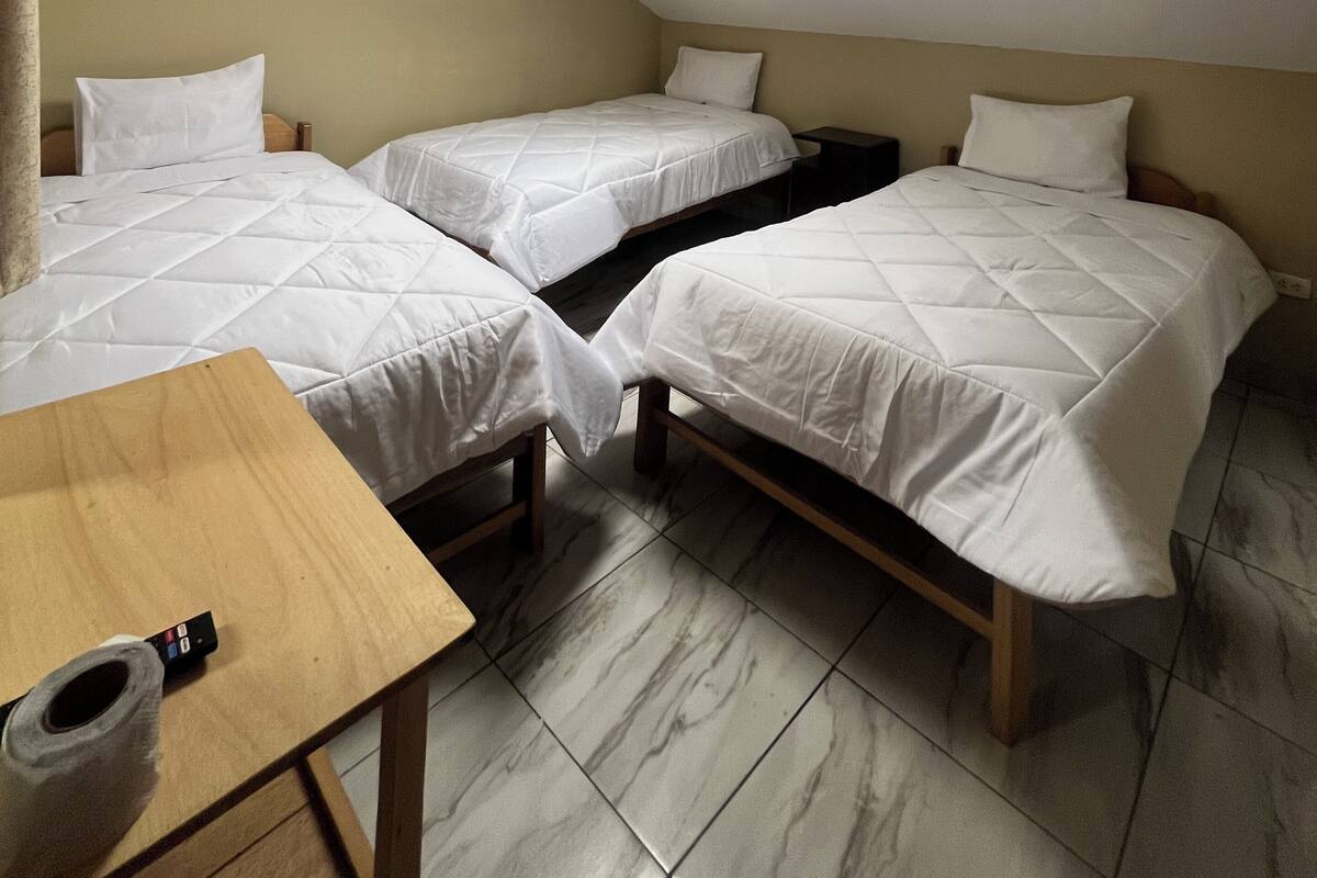 Quarto Triplo Básico | Roupa de alta qualidade, edredões de penas, secretária, Wi-fi grátis 