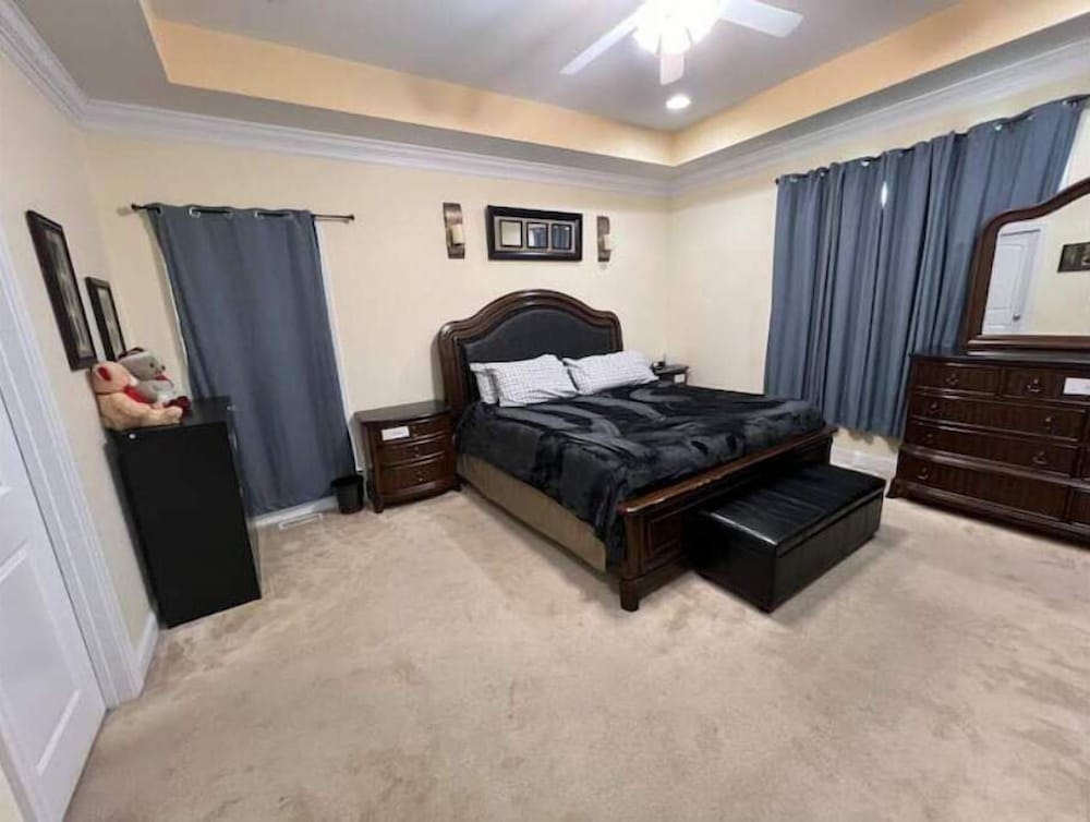 Elegance & Comfort: Your Greenville Escape - Greenville, NC
