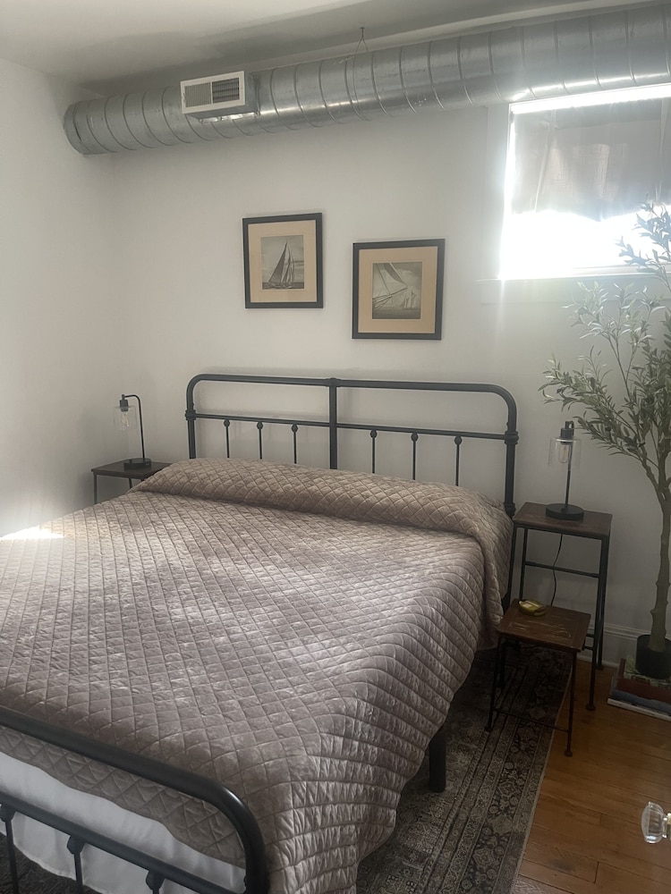 Historic Haven Hideaway California King Bed - Parma, OH