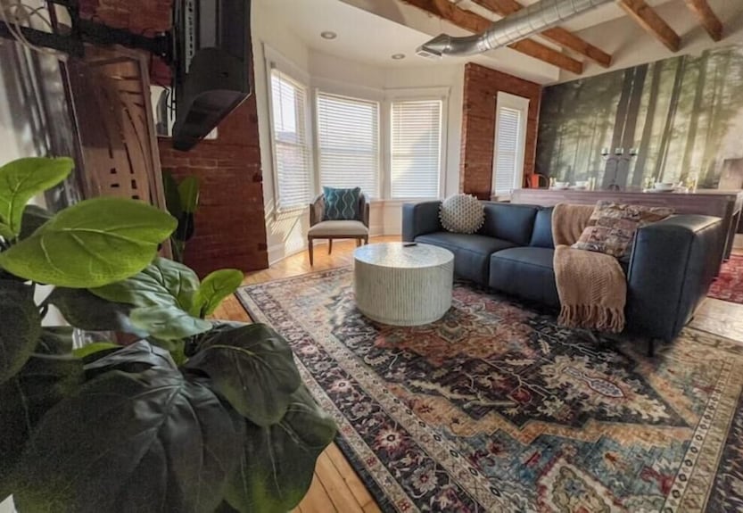 Historic Haven Hideaway California King Bed\n\n - パーマ, OH