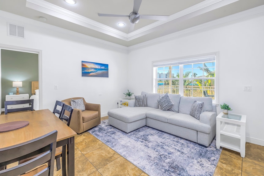 Gertrude's Siesta | Pool, Jacuzzi | 1 Min To Beach | 4 Min To Dining & Music! - Sarasota, FL