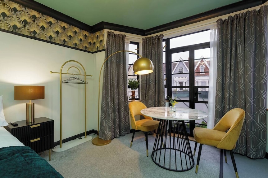 Un Estudio De Estilo Y Elegancia Art Decó En El Centro De Southsea Con Balcón Julieta. - Gosport