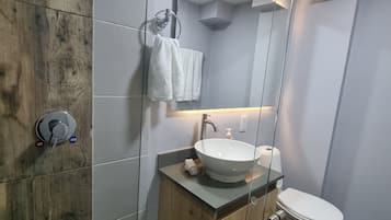 Suite-Estúdio Design | Casa de banho | Toalhas fornecidas, sabão, papel higiénico