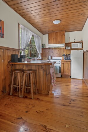 Casa de campo tradicional | Cozinha privada | Geladeira, micro-ondas, fogão, cafeteira/chaleira