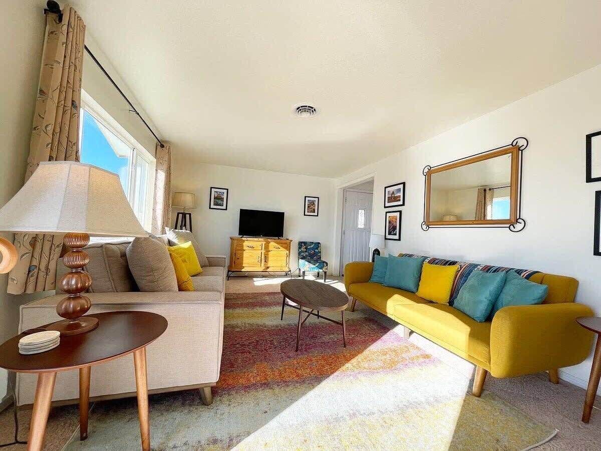 Large Family Home With Big Backyard! Near Zion National Park! Sleeps 10! - Kanab, UT