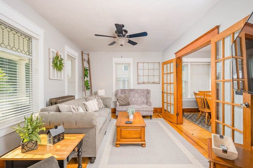 -Spacious Downtown Character Home 4 Bedroom 3 Bath - 애플턴