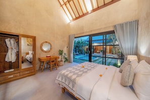 Quarto com cama, guarda-roupa de madeira, escrivaninha e uma grande janela com vista para uma piscina.