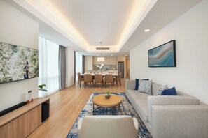 Quarto Deluxe, 3 quartos | Cofre no quarto, secretária 