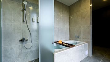 Suíte executiva | Banheiro | Secador de cabelo, toalhas de banho, shampoo, papel higiênico