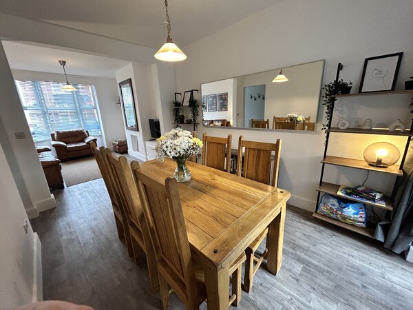 House - Sleeps 6, Pet Friendly & Courtyard - Weymouth, UK