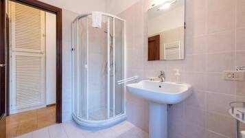Apartamento Standard, vários quartos (Peaceful Apartment In Deiva Marina) | Casa de banho | Um polibã, um bidé, toalhas fornecidas, sabão