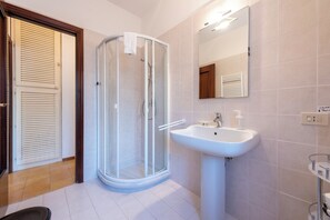 Apartamento Standard, vários quartos (Peaceful Apartment In Deiva Marina) | Casa de banho | Um polibã, um bidé, toalhas fornecidas, sabão 