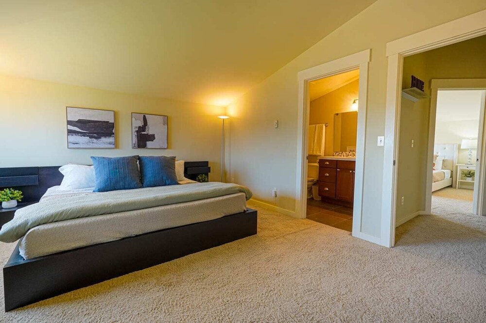 Stylish North Seattle Townhome-dual Master Suites - Seattle, WA