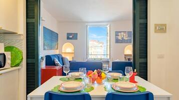 Apartamento standard, vários quartos, 2 banheiros (Portofino Apartment Sea View Dream) | Opções para refeição