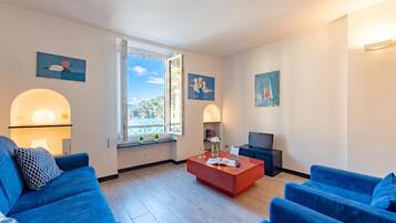 Apartamento Standard, vários quartos, 2 casas de banho (Portofino Apartment Sea View Dream) | Sala de estar | Smart TV de 21 polegadas com canais por cabo