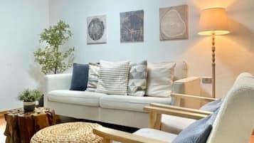 Apartamento conforto, 2 quartos | Sala de estar | TV de tela plana 55 polegadas com canais digitais