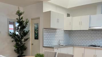 Apartamento conforto, 2 quartos | Opções para refeição no quarto