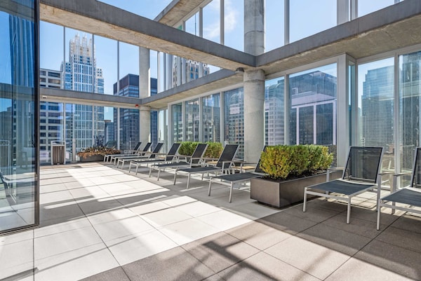 Exclusive 3br: City Views, Top Amenities, Central - Chicago, IL