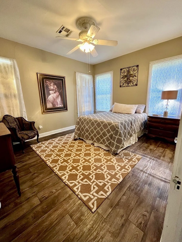 Garden Cottage In The City. Pet Friendly! - Monroe, LA