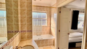 Quarto Quádruplo Standard | Casa de banho | Papel higiénico