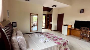 Quarto presidencial | Frigobar, escrivaninha, espaço de trabalho para notebook