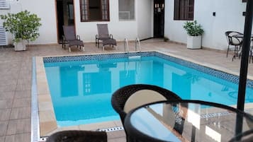 Piscina interna, piscina externa, funciona das 7h às 10h30, guarda-sóis