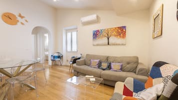 Apartamento Design, Vista para a cidade | Sala de estar | Televisor de ecrã plano de 40 polegadas com canais digitais