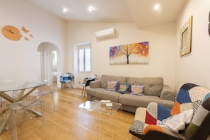 Apartamento design, vista para a cidade | Área de estar | TV de tela plana 40 polegadas com canais digitais