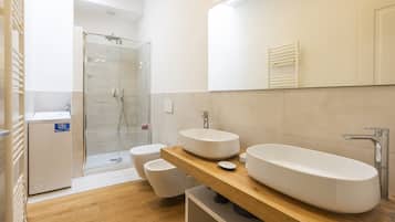 Apartamento Design, Vista para a cidade | Casa de banho | Um polibã, um secador de cabelo, um bidé, toalhas fornecidas